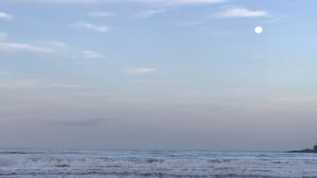 Perto da praia, praia de areia branca, espreguiçadeiras