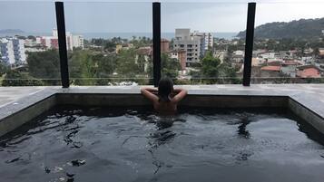 2 piscinas externas, funciona das meio-dia às 22h, espreguiçadeiras