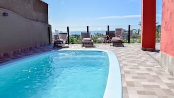 2 piscinas exteriores, da(s) 12:00 à(s) 22:00, espreguiçadeiras