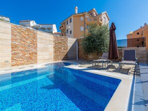 Piscina externa, guarda-sóis, espreguiçadeiras