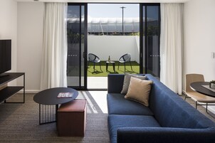 Roupa de alta qualidade, camas de colchão pillowtop, cofre no quarto 