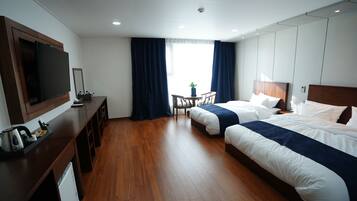 Quarto duplo família | Escrivaninha, cortinas blackout, Wi-Fi de cortesia