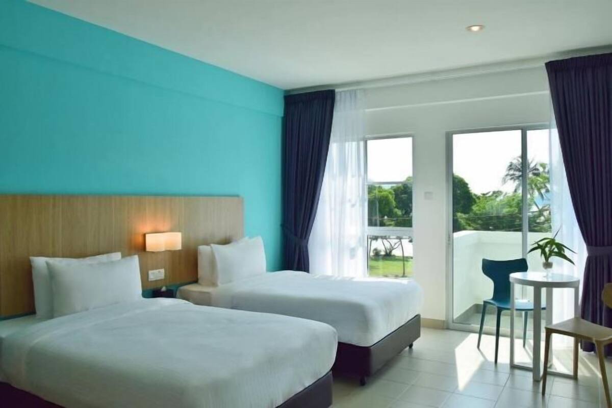 Frigobar, cofres nos quartos, escrivaninha, cortinas blackout