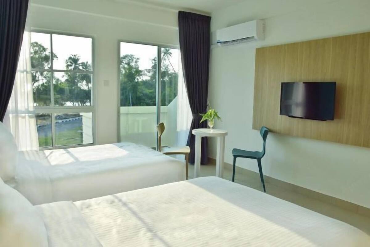 Frigobar, cofres nos quartos, escrivaninha, cortinas blackout