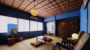 Um espaço com tatames, decoração em estilo japonês tradicional, incluindo piso de tatame, teto de madeira e um biombro shoji.