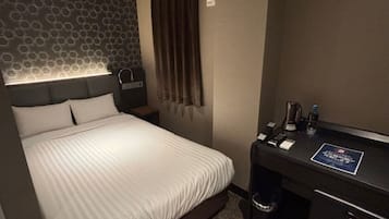 Quarto casal econômico | Escrivaninha, ferros/tábuas de passar roupa, Wi-Fi de cortesia