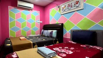 Quarto Quádruplo Básico | Secretária, ferro/tábua de engomar