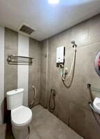 Quarto triplo básico | Banheiro | Chuveiro, secador de cabelo (mediante solicitação), chinelos 