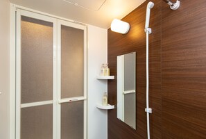 Quarto (EAST102) | Casa de banho | Um polibã, artigos de higiene pessoal grátis, um secador de cabelo 