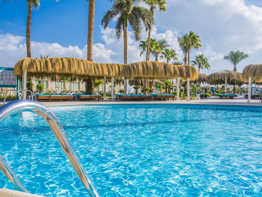 5 piscinas externas, funciona das 6h às 18h, espreguiçadeiras