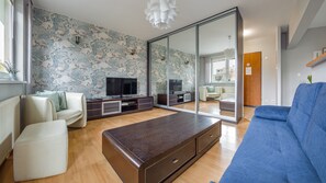 Apartamento (2, Legionow 119 C) | Área de estar | TV de tela plana