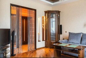 Apartamento, 1 quarto | Sala | Televisor de ecrã plano de 100 cm com canais digitais, televisor 