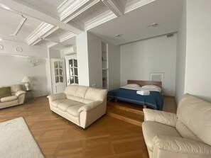 Apartamento Elite | Sala de estar | Televisor de ecrã plano de 100 cm com canais digitais, televisor 