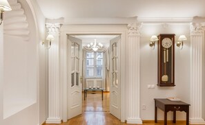 Apartamento Elite | Sala de estar | Televisor de ecrã plano de 100 cm com canais digitais, televisor 