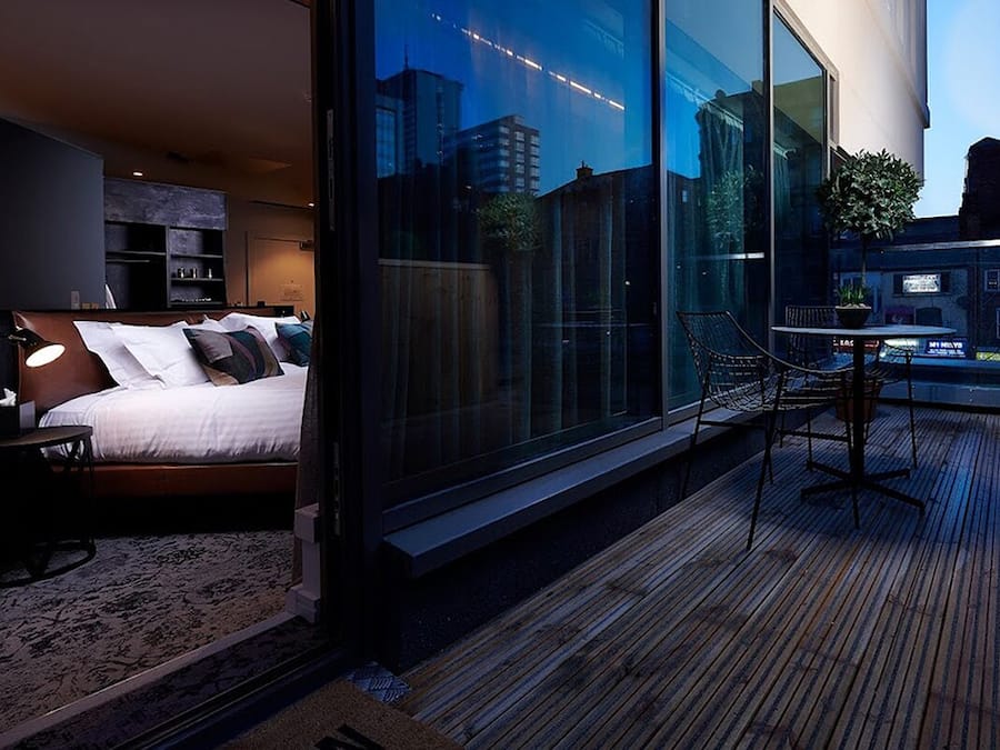 Suite, 1 cama king-size (Furnished Balcony) | Cofre com capacidade para portátil, com decoração personalizada