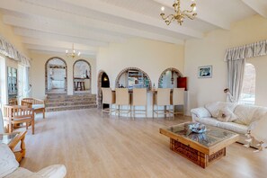 Apartamento clássico | Área de estar | TV de tela plana