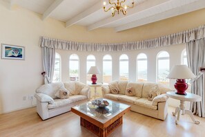 Apartamento clássico | Sala de estar | TV de tela plana