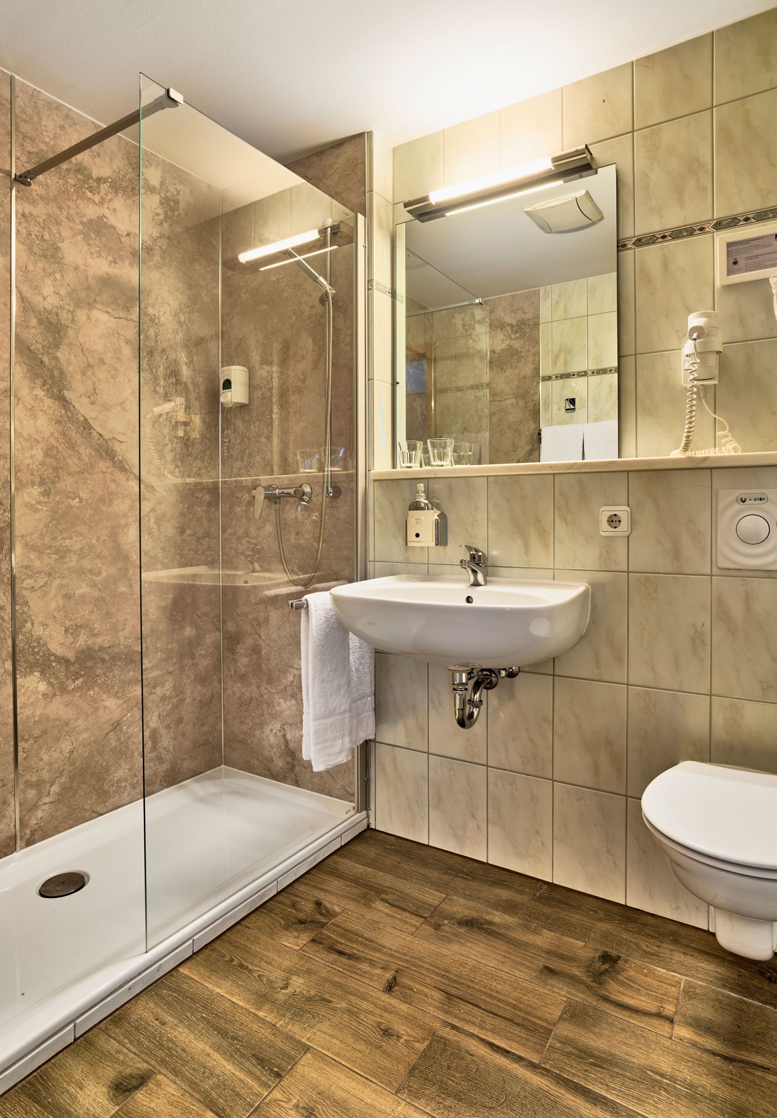 Quarto Duplo Comfort | Casa de banho | Um secador de cabelo, toalhas fornecidas, sabão, champô 