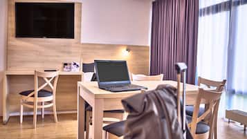 Secretária, cortinas/cortinados opacos, quartos insonorizados