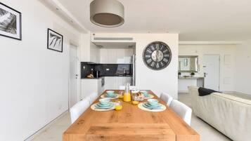 Apartamento, 3 quartos | Interior