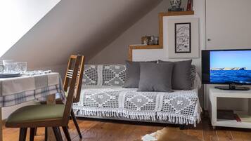 Apartamento, 1 quarto | Sala de estar | TV de ecrã plano
