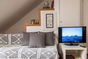 Apartamento, 1 quarto | Sala | TV de ecrã plano 