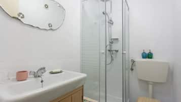 Apartamento, 1 quarto | Casa de banho | Um polibã, um secador de cabelo, toalhas fornecidas, sabão