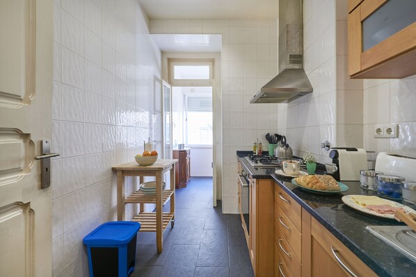 Apartamento, 4 quartos | Cozinha privada | Um frigorífico/congelador grande, um micro-ondas, um forno 