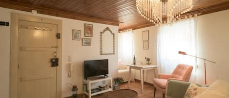 Apartamento, 1 quarto | Sala de estar | TV de ecrã plano