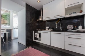 Apartamento, 2 quartos | Cozinha privada | Um frigorífico/congelador grande, um forno, uma placa de cozinha