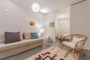 Apartamento, 2 quartos | Sala | TV de ecrã plano