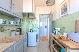 Apartamento, 1 quarto | Cozinha privada | Geladeira, micro-ondas, fogão, cooktop