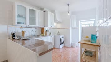 Apartamento, 2 quartos | Cozinha privada | Um frigorífico, um forno, uma placa de cozinha