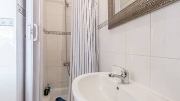 Apartamento, 1 quarto | Casa de banho | Um polibã, um secador de cabelo, toalhas fornecidas, sabão
