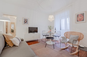 Apartamento, 1 quarto | Área de estar | TV de tela plana