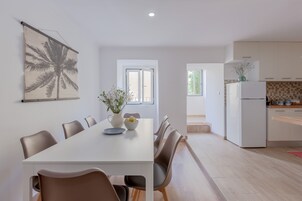 Apartamento, 3 quartos | Sala de estar | TV de ecrã plano 