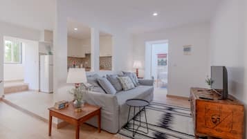 Apartamento, 3 quartos | Área de estar | TV de tela plana