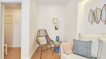 Apartamento, 1 quarto, no piso térreo | Área de estar | TV de tela plana