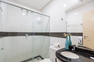 Quarto Duplo | Casa de banho | Um polibã, toalhas fornecidas, sabão, papel higiénico