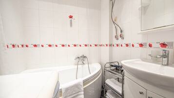 Apartamento conforto | Banheiro | Banheira e chuveiro separados, secador de cabelo, toalhas de banho