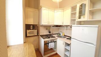 Apartamento Clássico | Cozinha privada | Um frigorífico, um micro-ondas, um forno, uma placa de cozinha