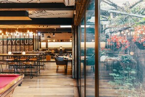 Ambiente acolhedor com mesa de bilhar, bar e área de estar.