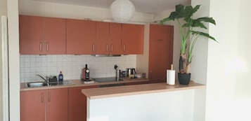 Apartamento | Cozinha privada | Geladeira grande, micro-ondas, fogão, cooktop