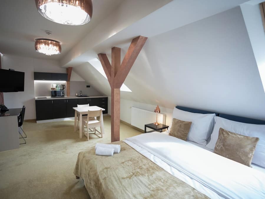 Cofre no quarto, com decoração personalizada