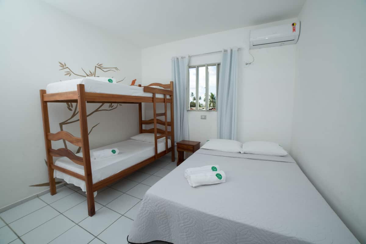 Quarto Quádruplo Standard | Minibar, Wi-fi grátis, roupa de cama fornecida