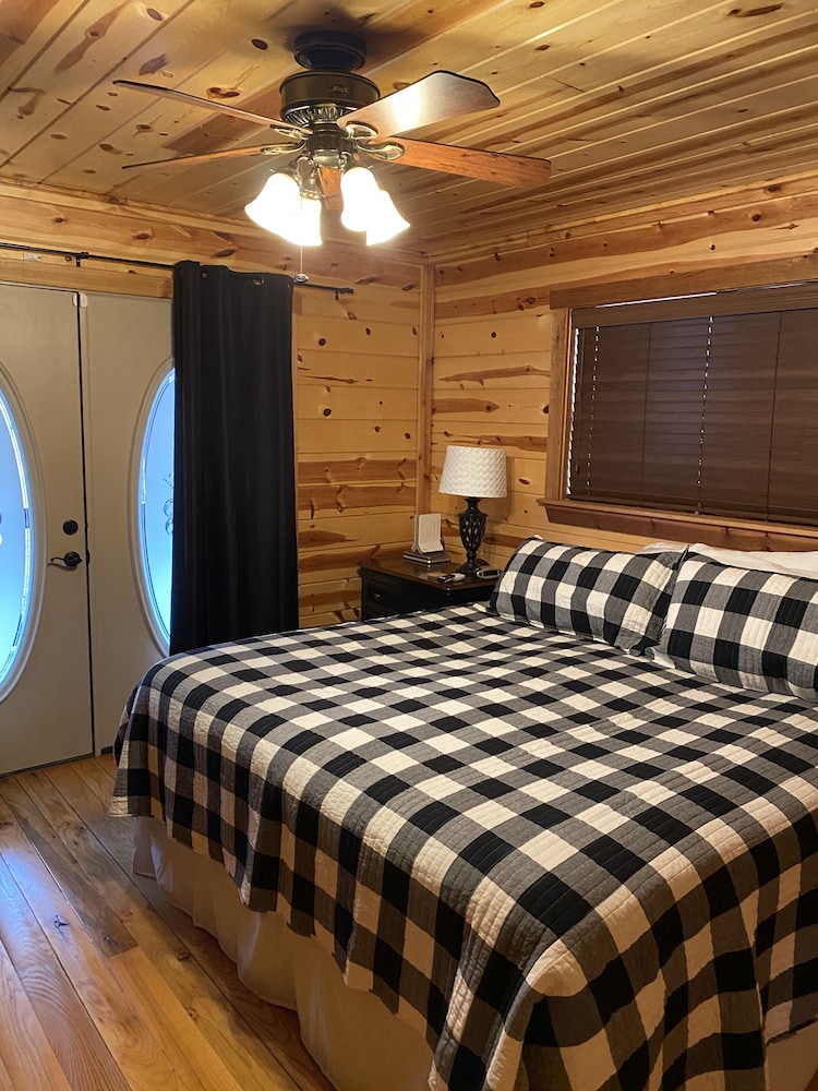 The Dreamcatcher,broken Bow Lake/beavers Bend,1.6 Acre Lot,wrap Porch/hot Tub - Hochatown, OK