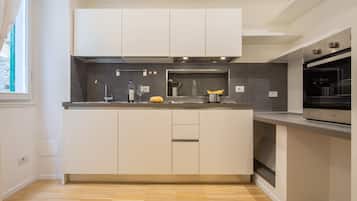 Apartamento conforto | Cozinha privada | Geladeira, fogão, cooktop, talheres/pratos/utensílios de cozinha