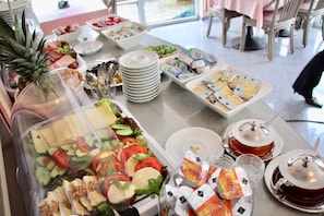 Pequeno-almoço tipo buffet diário mediante uma taxa 