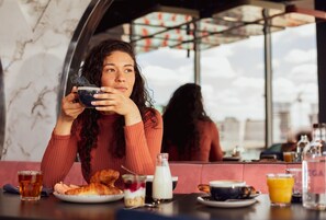 Pequeno-almoço tipo buffet diário mediante uma taxa