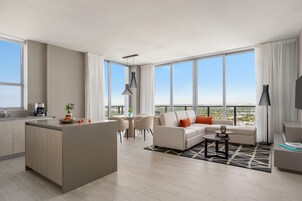 Um forno, uma placa de cozinha, uma máquina de lavar louça 